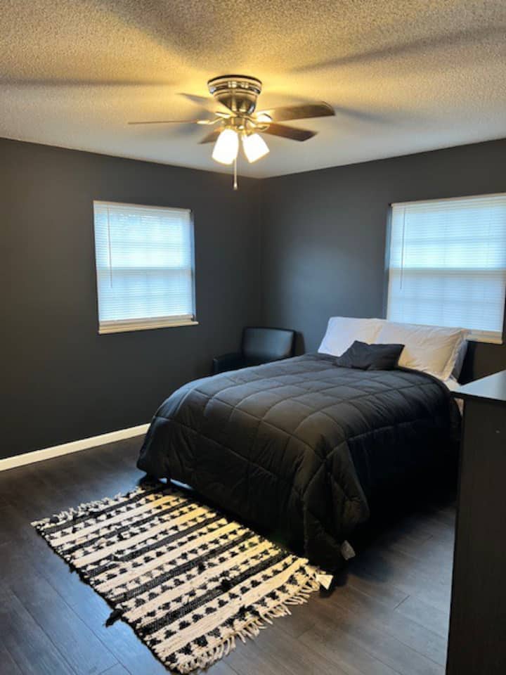 Comfy Private Room - Quiet, Convenient Location - Knoxville, TN