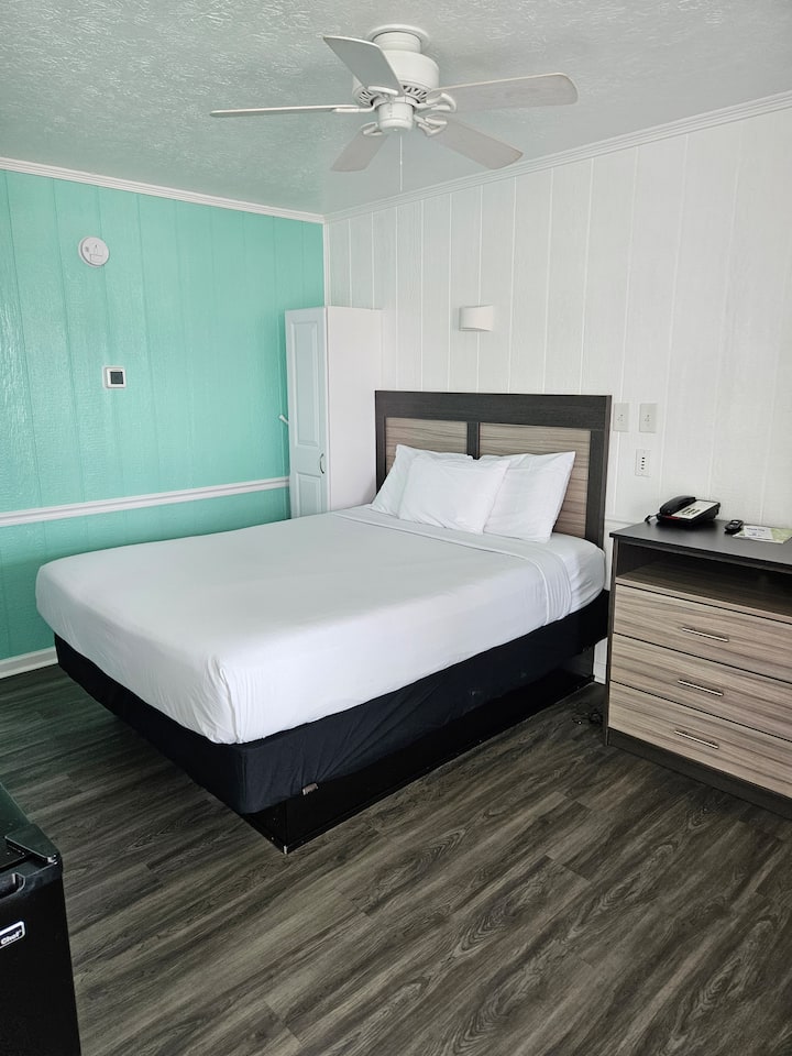 Queen Single (Non-oceanview) - Oak Island, NC