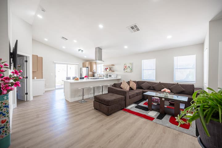 Newly Remodeled Comfy Modern 1-level Home - Las Vegas, NV