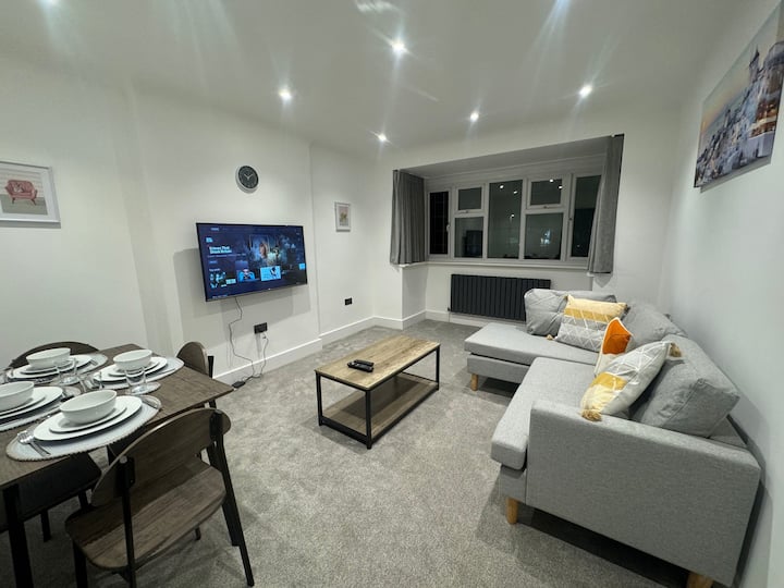 Central Surbiton 3-bed | Walk To Station & Shops - Surbiton