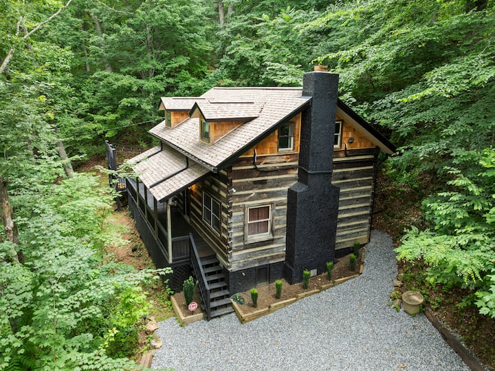 Romantic Asheville Log Cabin W/ Hot Tub & Gym - Asheville, NC