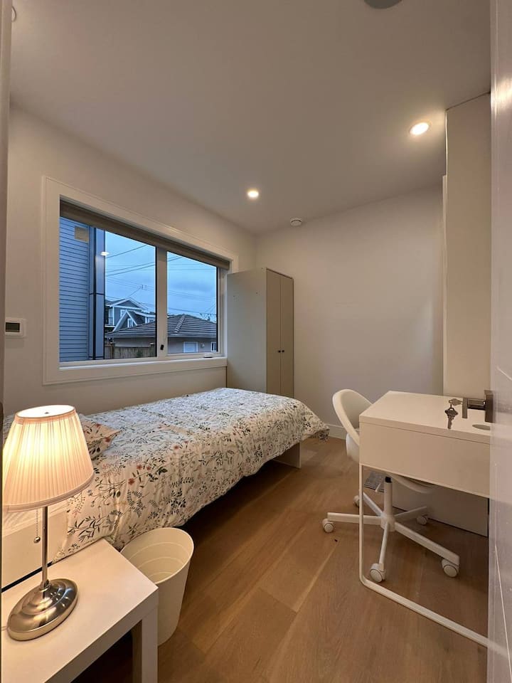 E Georgia St, Room & Private Bathroom, 1 Guest, M1 - Vancouver