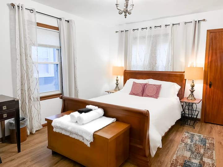 Spacious Historic Cottage W/ Sunroom-mins Downtown - Columbus, OH