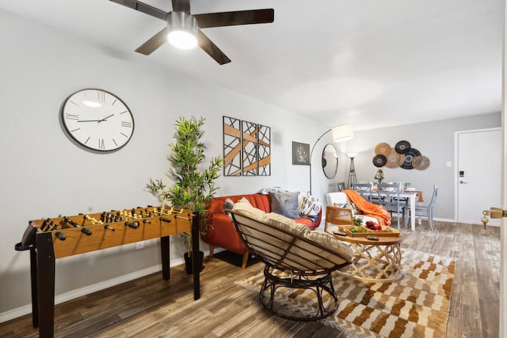 At&t Is Literally Steps Away! Joyfull & Comfy 2bd! - Arlington, TX