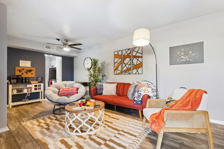 At&t Is Literally Steps Away! Joyfull & Comfy 2bd! - Arlington, TX