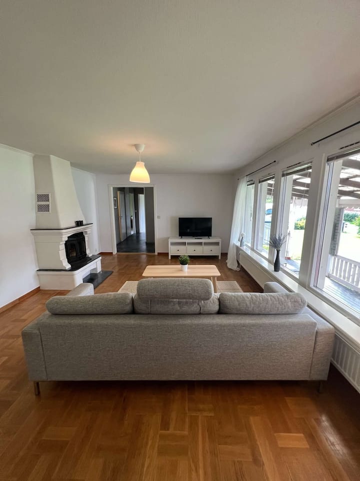 Rymligt Hus - Centralt Belägen - Boden
