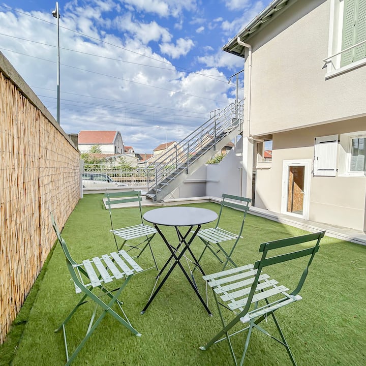 Jardin Privé Et Déco Moderne à Vichy - Vichy