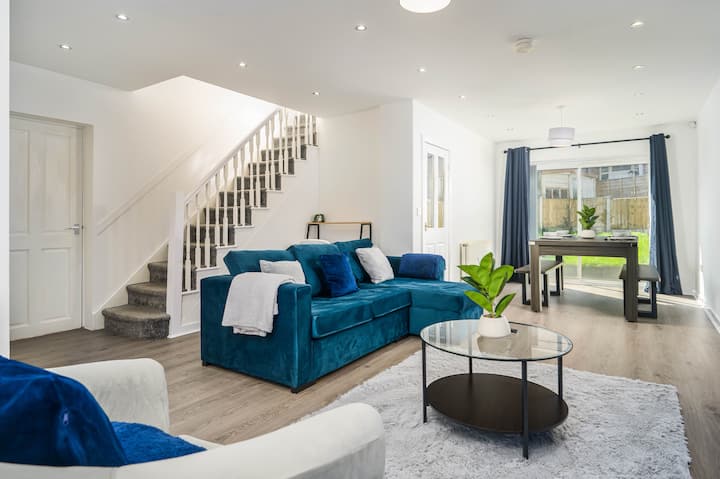 Sleeps 10, Free Parking, Pool Table, Stunning Home - Manchester
