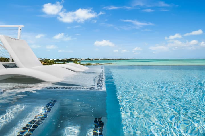 Luxurious Villa: Amazing Infinity Pool & Rooftop - Turks and Caicos Islands