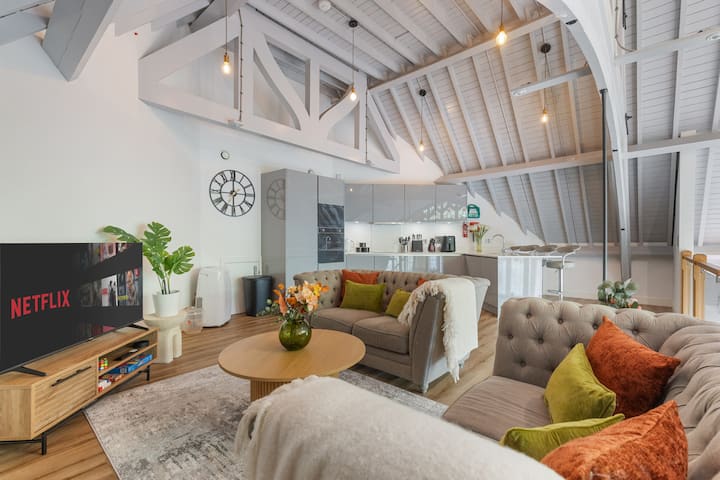 Unique Church Penthouse | Free Parking - 일퍼드