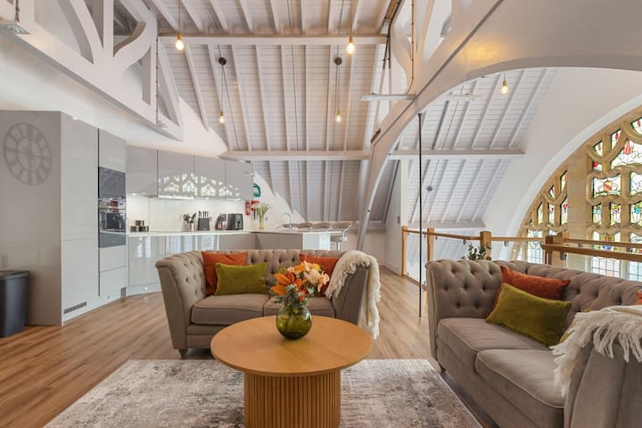 Unique Converted Church Penthouse W/ Free Parking! - イルフォード