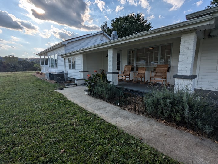 Farmhouse Retreat At Watauga Flats Farm - Johnson City, TN
