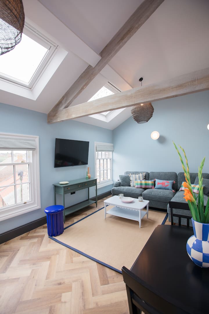Blue Apartment, Whitby Sleeps 2 With Sofabed - Whitby, UK
