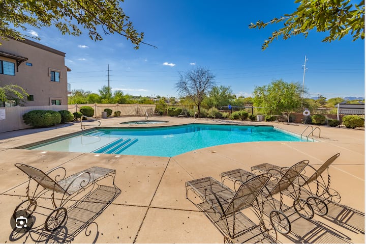 Quiet Spacious Condo Steps To Vibrant Plaza - Tucson, AZ