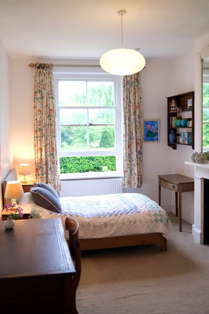 Room 2: Charming Light, Airy Room In Runfold House - Farnham