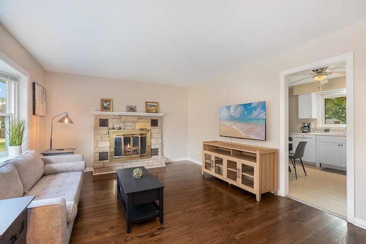 Charming Home: Dt Mokena & Metra - Tinley Park, IL