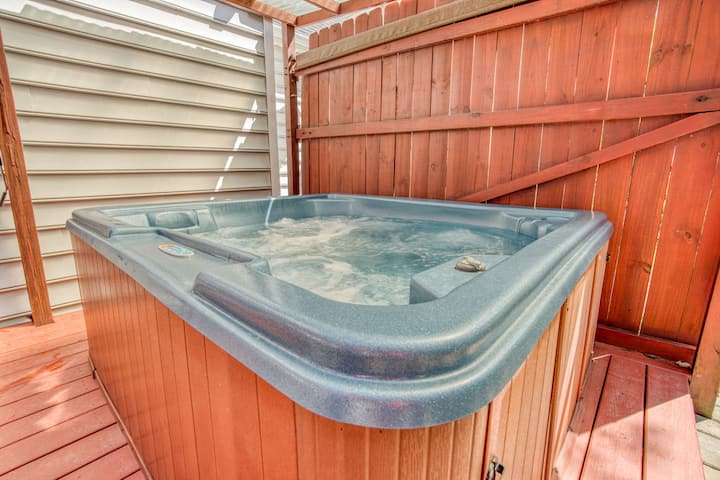 Hot Tub, Pool Table & Backyard! | 3 Bdrm Home! - Charlotte, NC