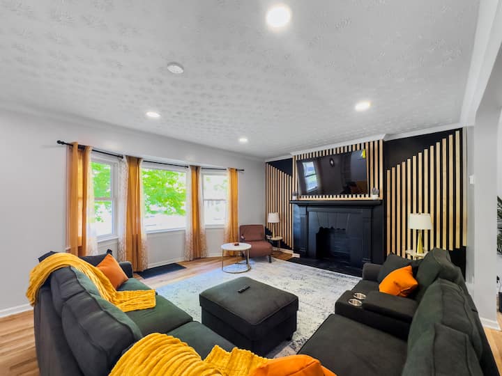 Modern & Comfort Near Clinic & Downtown, King Bed! - Cleveland Heights, OH