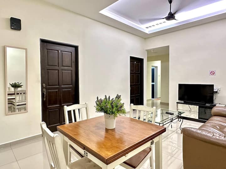 Family-friendly 5br 11pax, Free Parking. Quitearea - Seremban