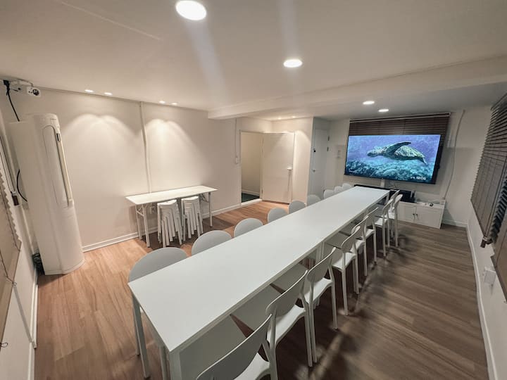 [부산] 전포/최대 28명/75인치tv/온돌/tj노래방/넷플,디즈니,티빙/공유주방 - Busan