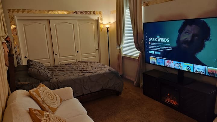 Odyssey Large Suite&private Bath - Magic Mountain, CA