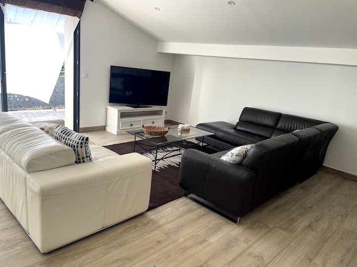 Maison Pour Tribu Au Coeur D'un Village Du Sud - Francja