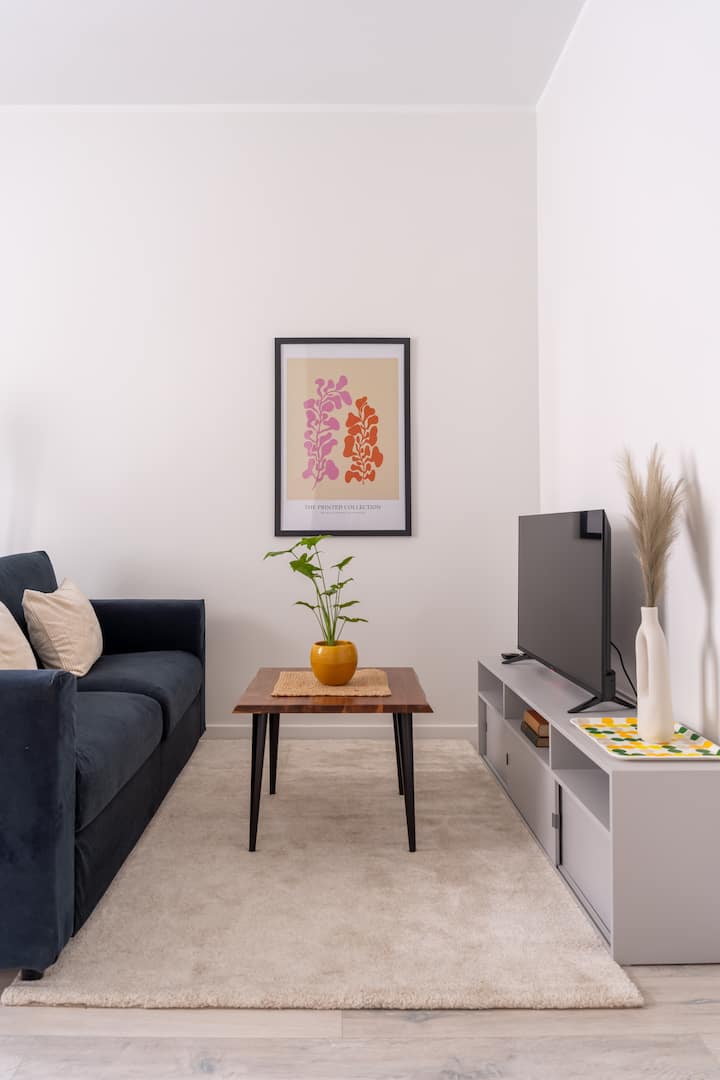 New! 1 Br Apartment | Embassy Area | 500 Mbps Wifi - Riga