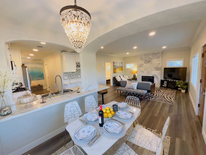 1 Mile From Beach, State St
3bedroom 2bath 5beds - Santa Bárbara, CA