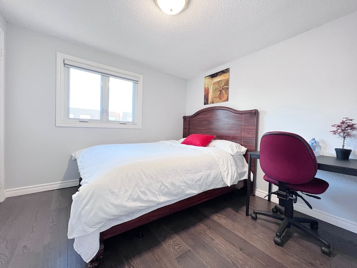 Weekly Off, En-suite Bath W. Sunshine! No Parking - Toronto