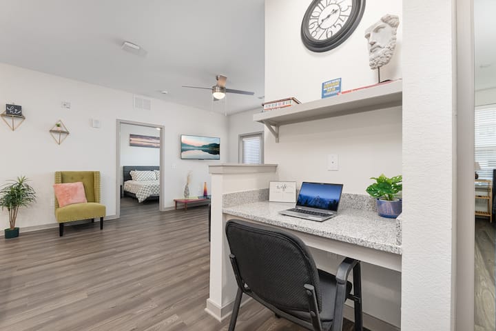 King Bed Suite, Pool & Amenities - Huntsville, AL