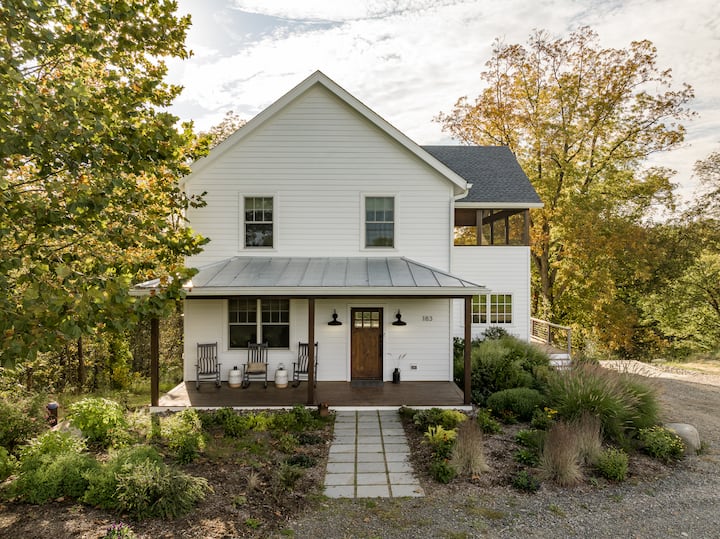 Modern Farmhouse By The Falls: Creek, Scenic Views - カーホンクソン, NY