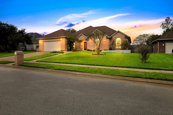Luxury Home W/grand Hall & Game Room | 3 Mi To A&m - College Station, TX
