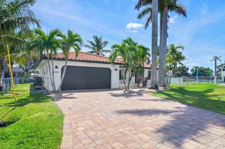 Thanksgiving Deal: Hot Tub, Kayaks, Fishing & Pets - Fort Myers