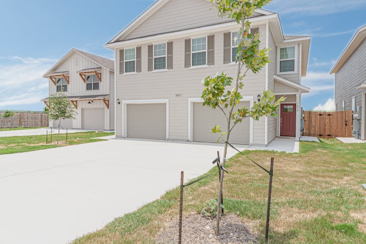 Spacious Family Townhome, Mins From Seaworld! - San Antonio, TX