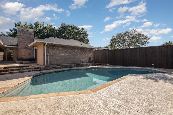 Warm Winter Escape: Heated Pool & Hot Tub Retreat! - Allen, TX
