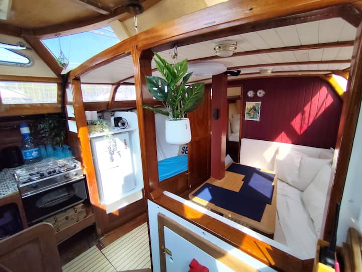 Saga, Voilier Confortable En Bois - Ouistreham