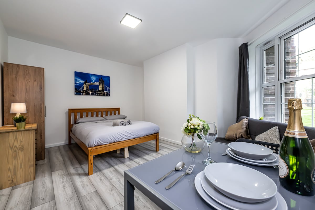 Refurbished Large Double Room *Heart of London Mal - Apartments for ...