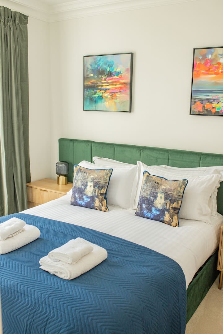 Deluxe One Bedroom Apartment - Salisbury