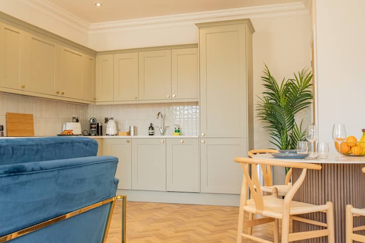 Modern Central 1 Bed Apartment - Salisbury