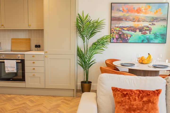 Modern Central 2 Bed Apartment - Salisbury