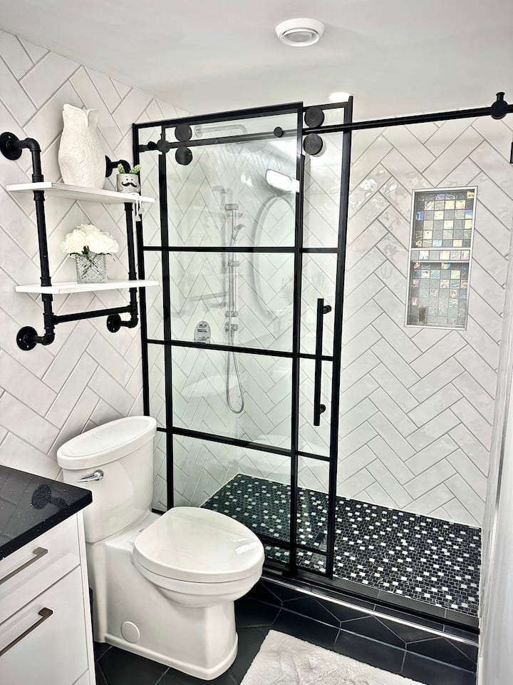 *Caroline
Beautiful, Clean & Quiet Elevated Suite - Saskatoon