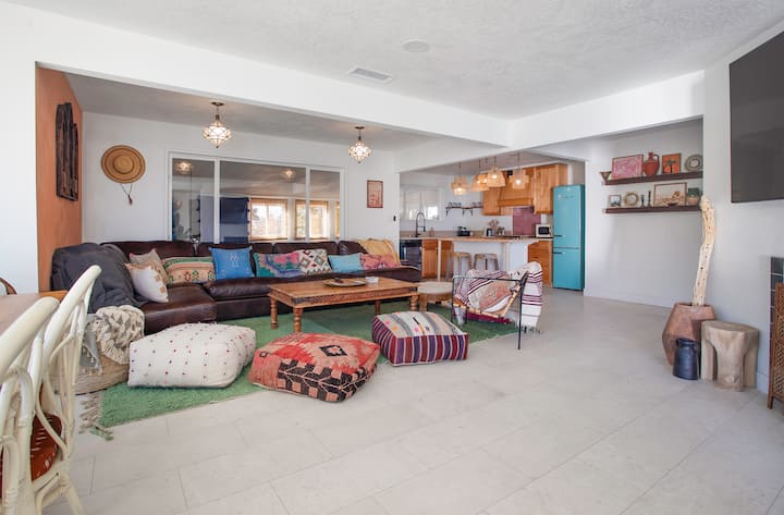 Private Mtn! Outdoor Movie, Pool, Spa, Deck, Sauna - Twentynine Palms, CA