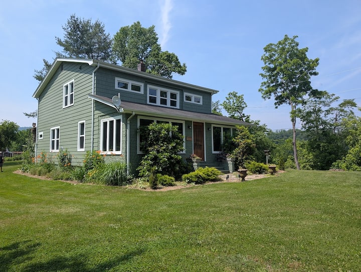 Charming Farmhouse - Sleeps 8 - Pembroke, VA