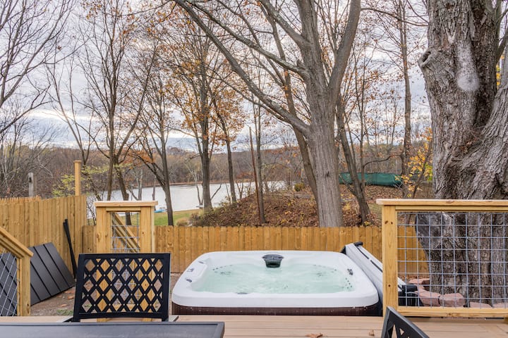 Cozy Village Home W/water Views And Hot Tub - Saugerties, NY