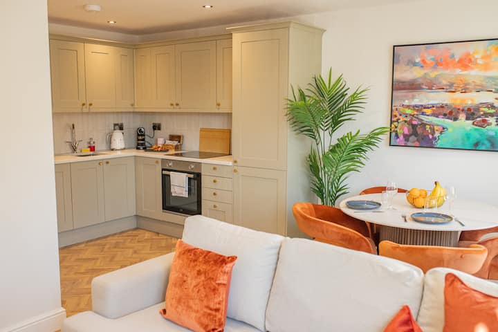 Stylish Modern 2 Bed Apartment - Salisbury