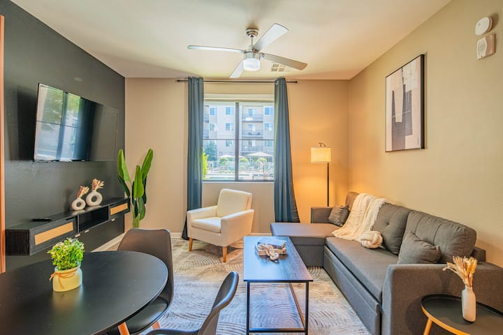 Central Stay Apt |Gym, Pool, W/d, Parking, Sleep 5 - Phoenix, AZ