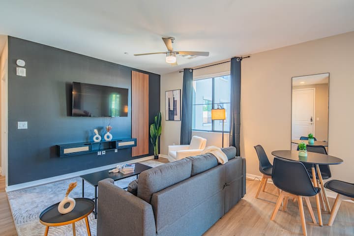 City Living | Gym, Pool, W/d, Parking. Sleeps 5 - Arizona Science Center