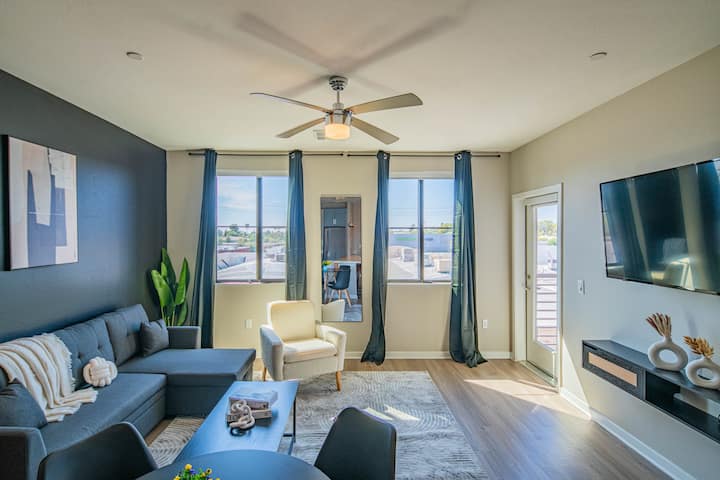 Apt Near Attractions | Pool, Gym, Parking & W/d - Phoenix, AZ