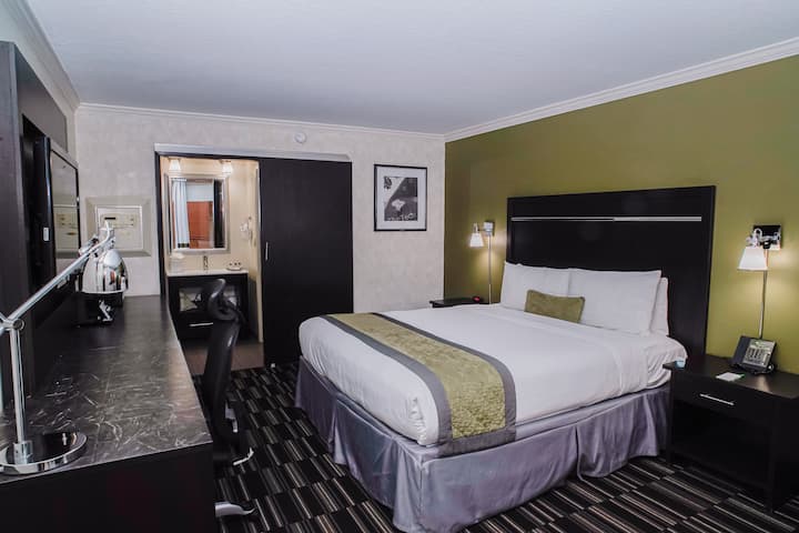 King Bedroom In San Jose Hotel - Santa Clara, CA