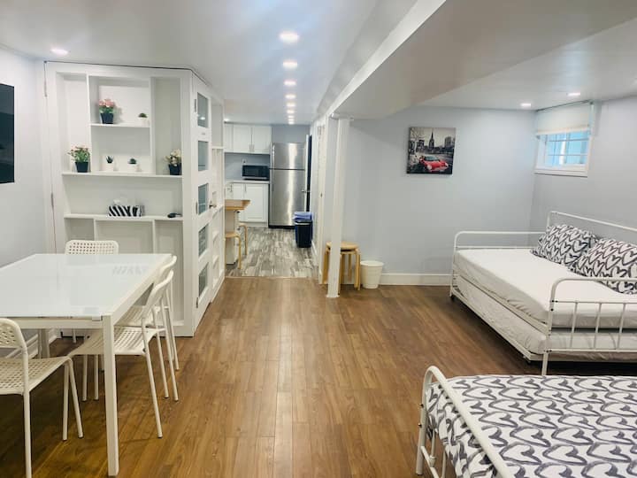 Toronto Studio Apt | Queen + 2 Twins • Sleep 4 - Toronto